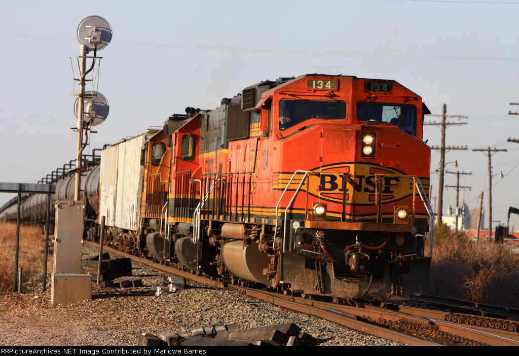 BNSF 134 and two fellow Geeps are pulling over 7000' feet of train into the Flynn Yard